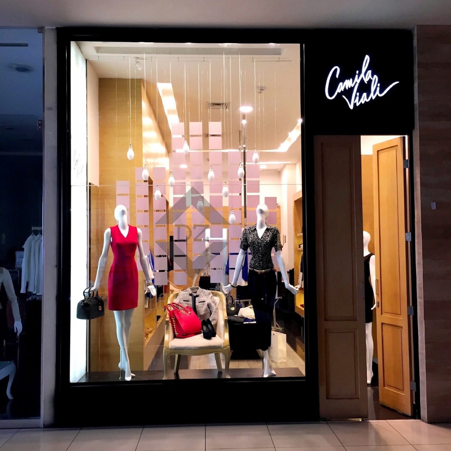 Tipos de escaparates o vidrieras comerciales. Ventajas y desventajas ...